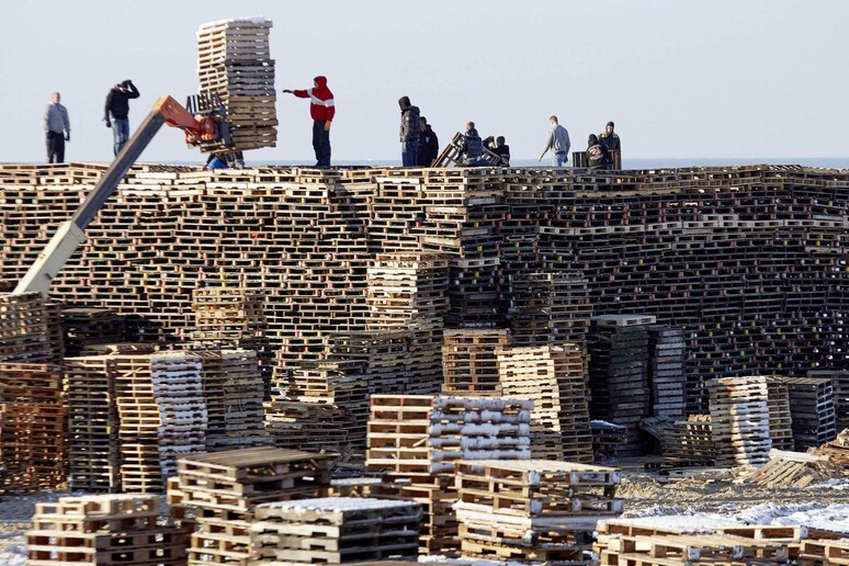 Nuovo giro di fatture false nella compravendita di pallet per 10 ...